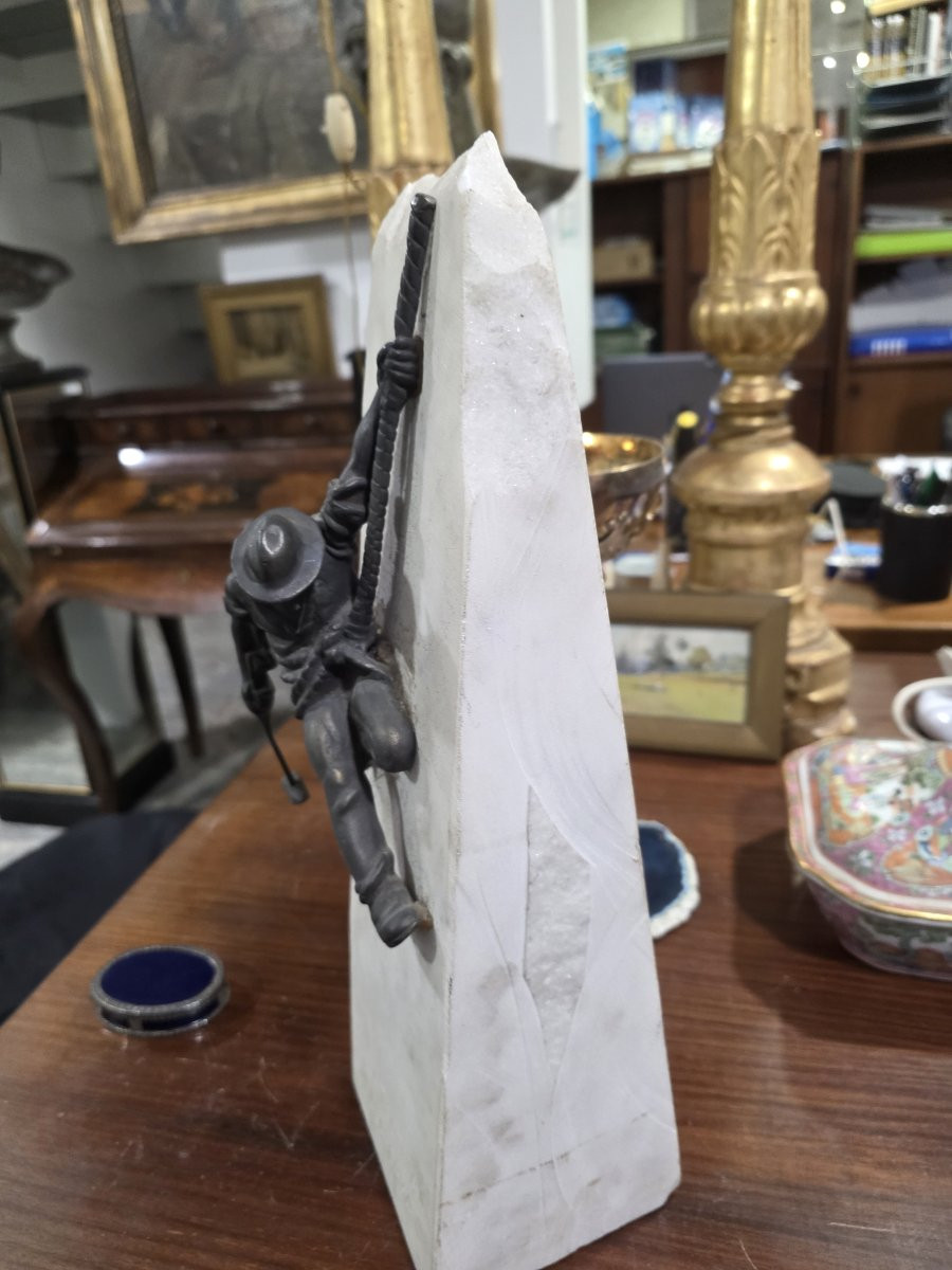 Proantic: Bronzo scalatore con marmo. Epoca prima metà del novecento