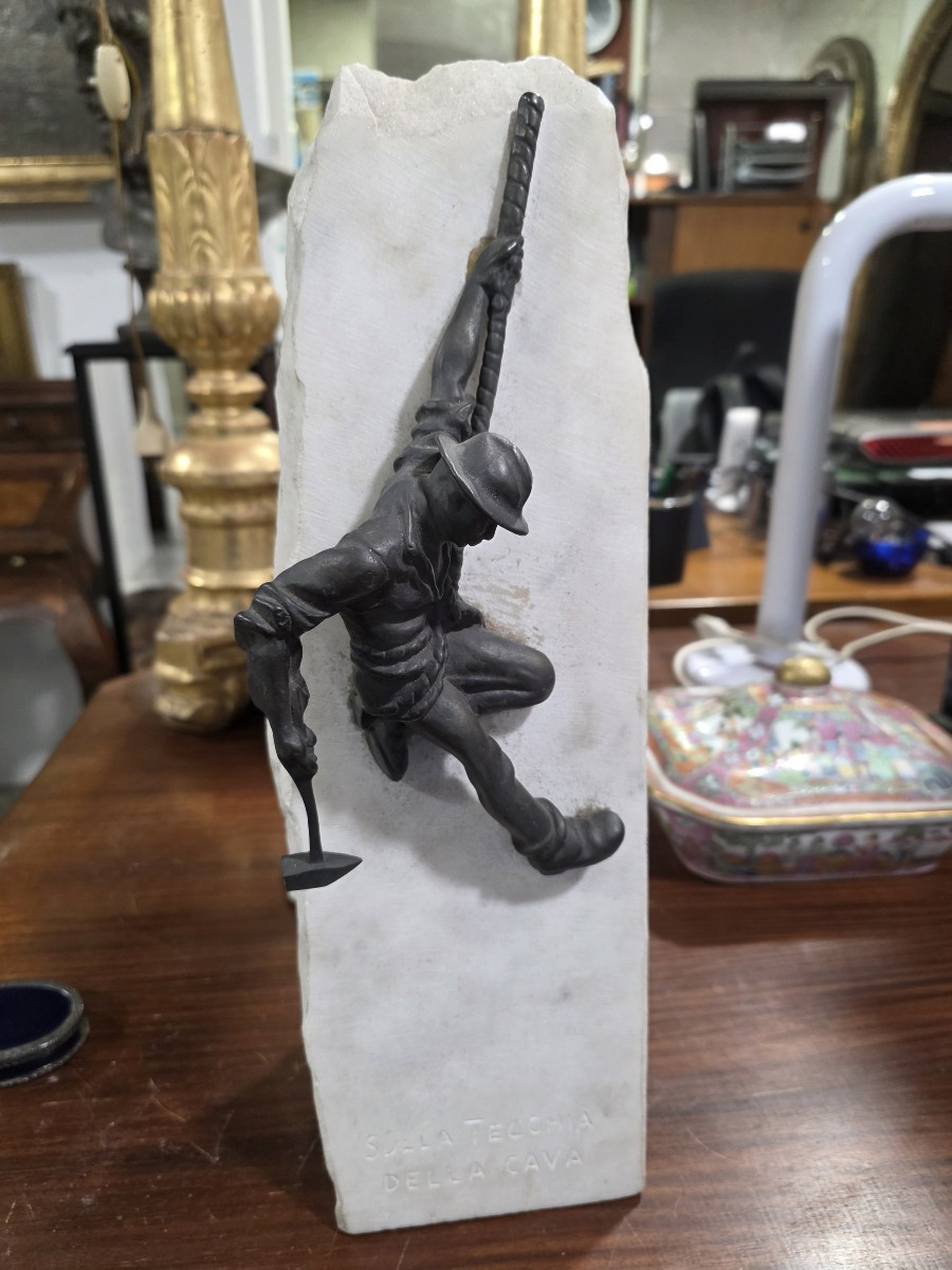 Proantic: Bronzo scalatore con marmo. Epoca prima metà del novecento